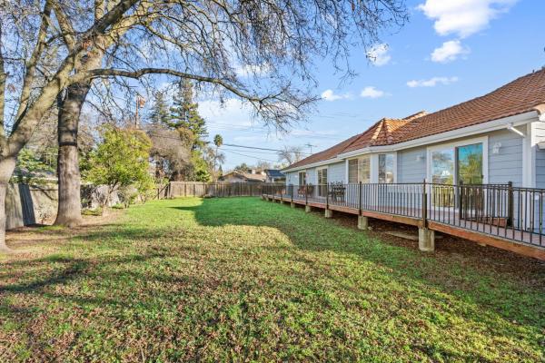 Spacious 6 Br • Patio + Deck • Sleeps 13 - Sacramento, CA