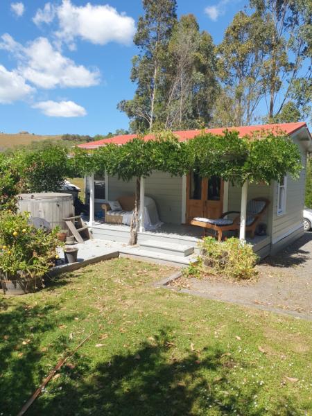Little House Of Bloom At Cape South - Wairarapa