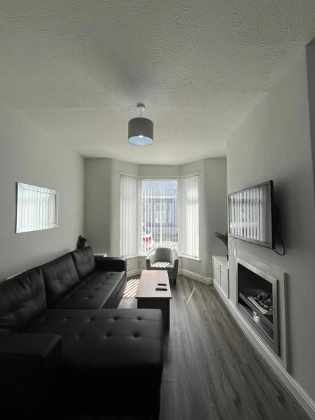 Spacious Home From Home, Parking, Contractors - Liverpool