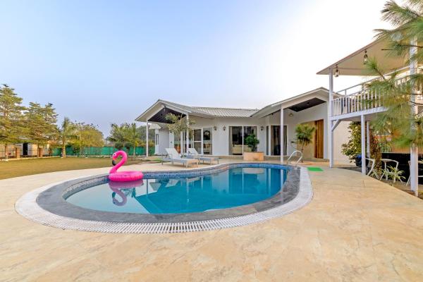 Elivaas Vedaaz Farms Pet-friendly 4-bhk Villa With Private Outdoor Pool And Garden Area - Faridabad