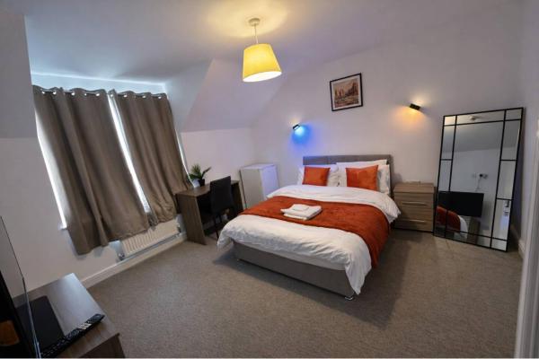 Queens Court Ensuite Studio - Staffordshire