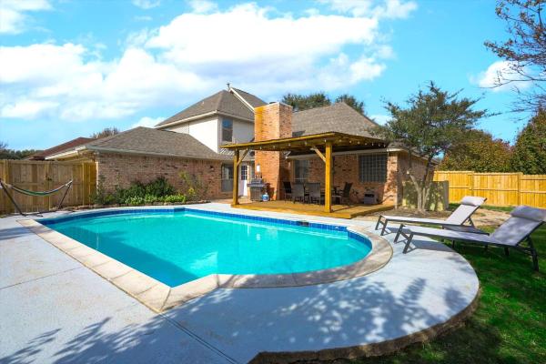 The Prestige Poolside Escape - 5br W Cinema & Gaming - DeSoto, TX