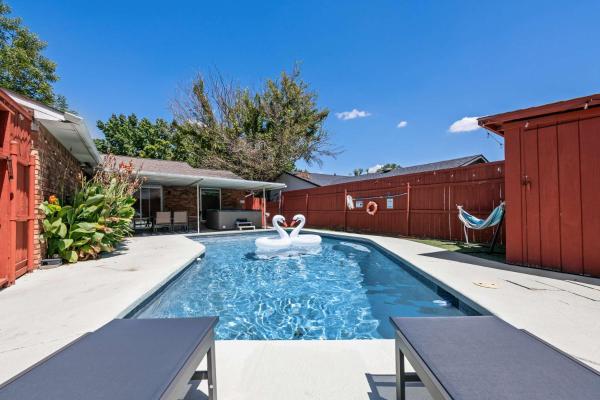 Cozy 5br Pool House With Hot Tub Near The Lake - Dallas, TX