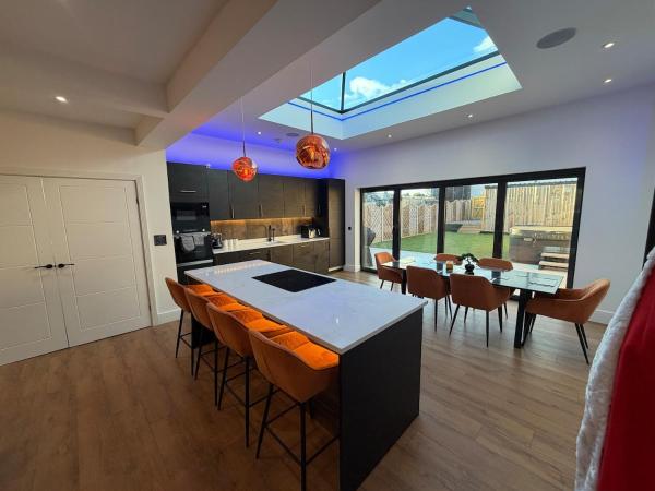 Modern 3 Bed Home With A Hot Tub - ブリストル