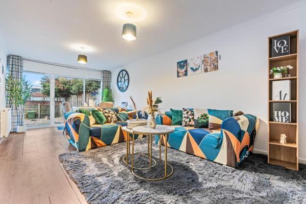#99 Quirky And Stylish 3-bedroom - Close To Drayton Manor Theme Park - Sleeps 6 - "Perfect For Contractors And Families " - Drayton Manor Resort