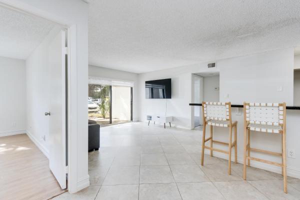 Hollywood Cozy Condo - Hollywood, FL