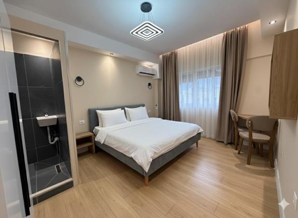 Prime Location - Shared Bath - Tirana
