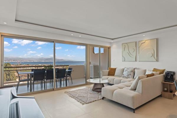 Vue Exceptionnelle Mer Et Montagne , Piscine Et Tennis - Juan-les-Pins