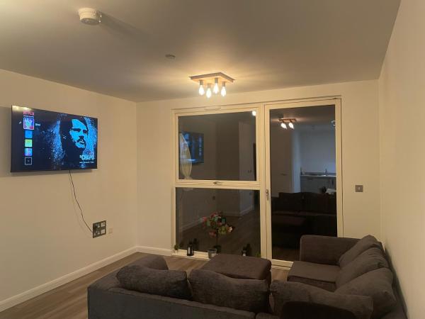 Modern Top Floor 1 Bedroom Apartment With Balcony & Sky Views - Hampton