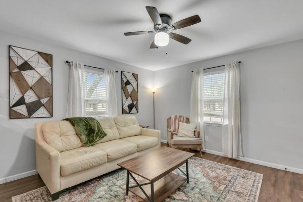 Quiet Private Yard Stay Near Dfw & Dfw Stadiums - Grand Prairie, TX