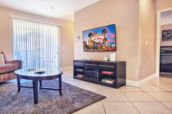 Upgraded Vegas Oasis! Heated Pool, Hot Tub, Gym! - Henderson, NV