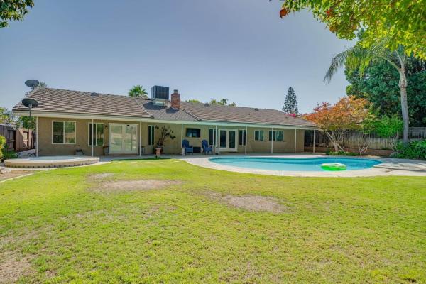 Your Poolside Hideaway - Bakersfield, CA