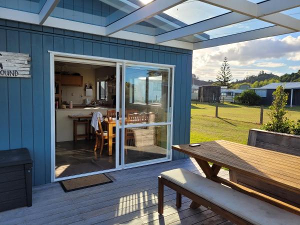 Oakura Family Bach, Sleeps 10, One Back From Beach - Russell