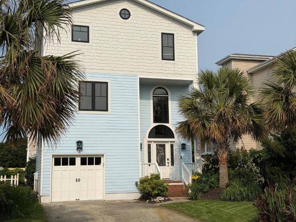 Virginia Beach Oceanfront Croatan Surf's Up! - Virginia Beach, VA