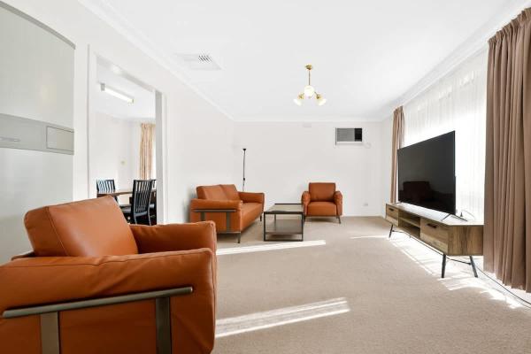 Prime Location 3br Family Home 3-min Walk To Shops - Cranbourne