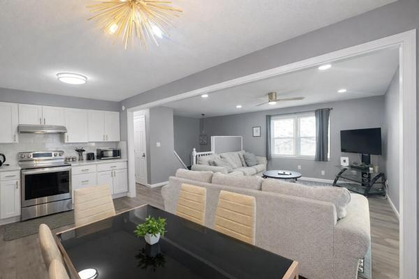 Large Overland Park Getaway 4 King Beds 3 Bath Sleeps 10 - Kansas City, MO