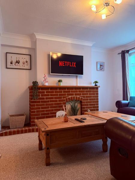 Spacious 3 Bed House In Horley With Long Driveway - Crawley