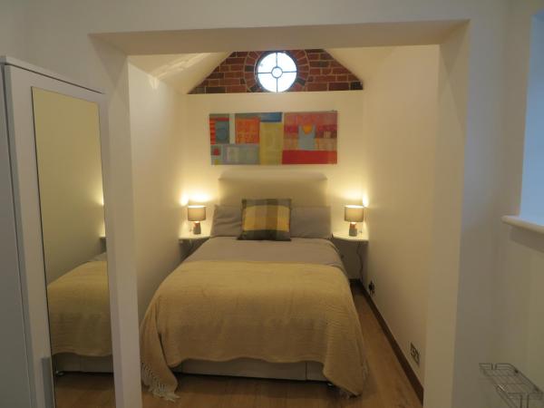 The Mews Highams Farm Highams Lane Valley End Chobham Surrey Gu248td - Moffat