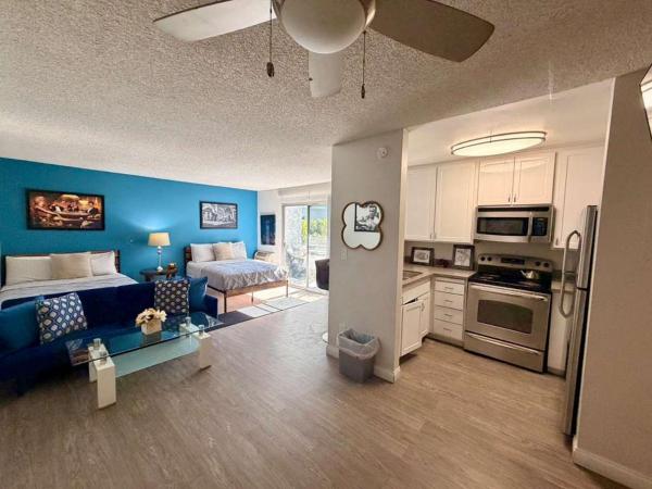 Serene Stay With Pool Access & Balcony - Fashion District - Los Angeles