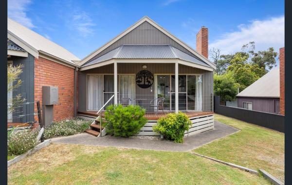 Luxury Spa Villa - Mountain Views Right In Town! - Halls Gap