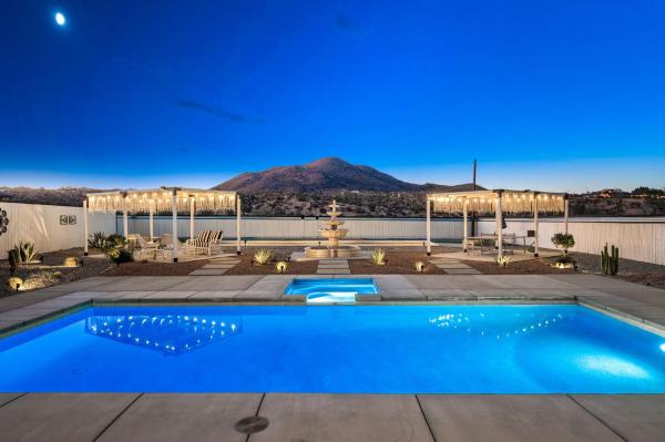 Huge House In Joshua Tree/yucca Valley With Pool & Hot Tub - Joshua Tree, CA