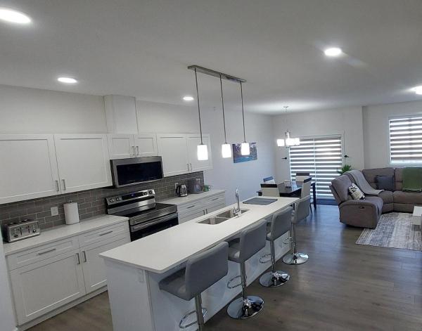 Kingsbury Palace - 2 Minutes From The Highway - Stony Plain