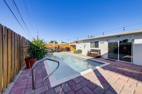 Game Room, Patio! Lake Worth Beach Family Retreat - Lake Worth, FL