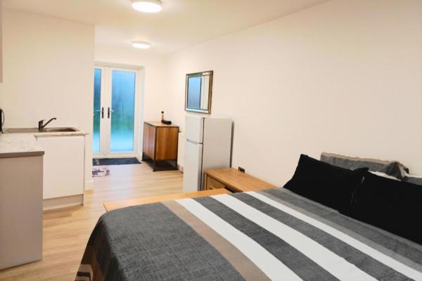1 Bed House - Sleeps 2 - Garden Wifi Parking - Brentwood