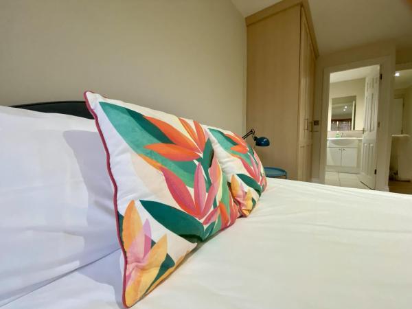Woking 2-bed Flat With Balcony, En-suite And Parking - Woking