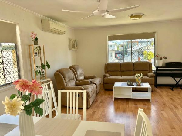 Welcome To Your Leafy Retreat In Graceville! - Logan City
