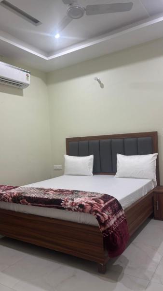 Shri Hari Nikunj Aashram Vrindavan - Vrindavan