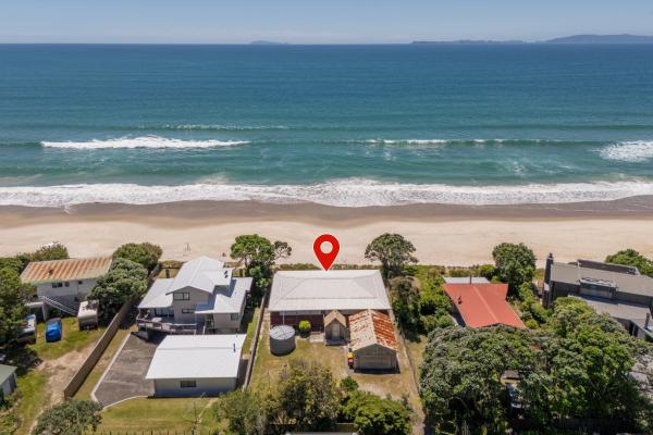 Poppy's Beach House - Beachfront Whangapoua Home - Whitianga