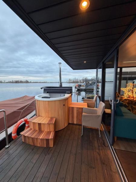 Exclusieve Houseboat La Mare 12 X 5 Meter Met Sauna, Hottup En Airco - Oss
