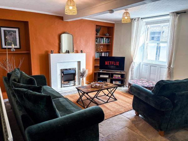 Bourne Cottage - Stylish 3-bedroom Retreat, Sleeps For 7 Guests, Pet-friendly & Family Friendly, Xbox Series S & Games - Edale