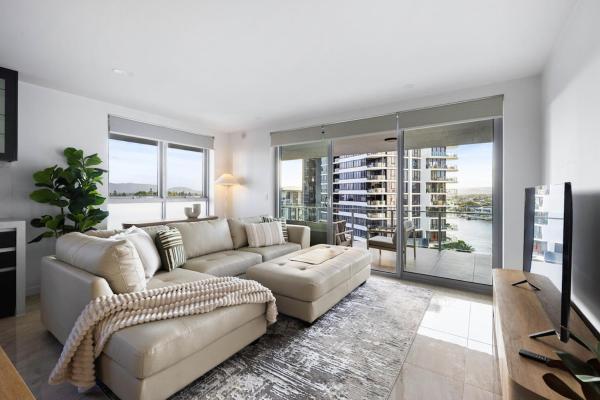 Stunning Subpenthouse - River, Mt & City Views - Broadbeach
