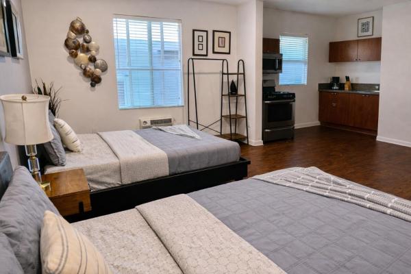 Compact Hollywood Studio - Hollywood, CA