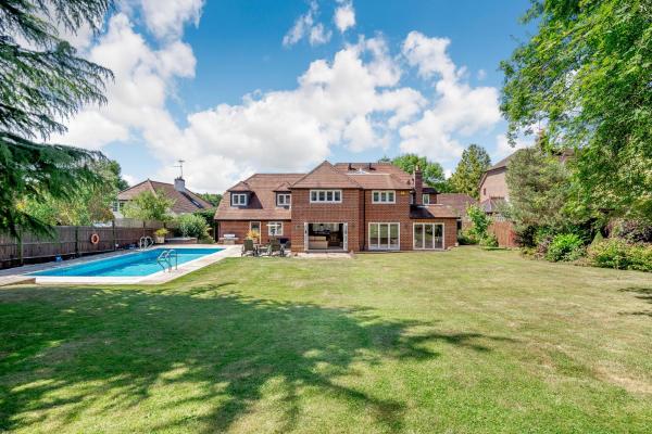 Luxurious Modern Henley Home With Pool & Hot Tub, 5 Bedrooms, Parking - Henley-on-Thames