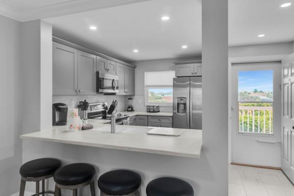 Completely Remodeled 2 Bed 2 Bath I Block Away From Free Beach Access - Marco Island, FL