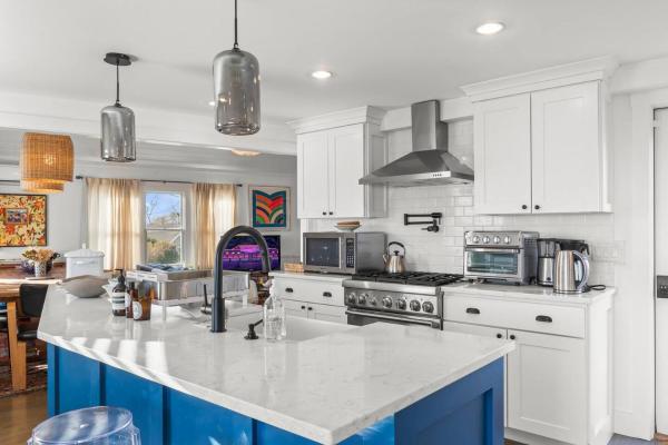 West End Haven W/ Modern Kitchen + Private Yard - Provincetown, MA