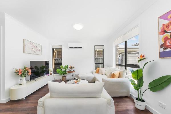 Cozy 5br Family Haven In Prime Rouse Hill Location - Sydney