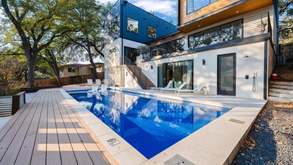 Modern Oasis W Pool Hot Tub Rooftop Deck Home Theater Mariposa Retreat By Avantstay - Austin, TX