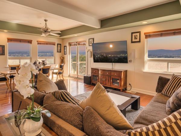 3br Mountain Retreat With 2 Executive Suites & Scenic Views Sleeps 6 - 紹曾德奧克斯