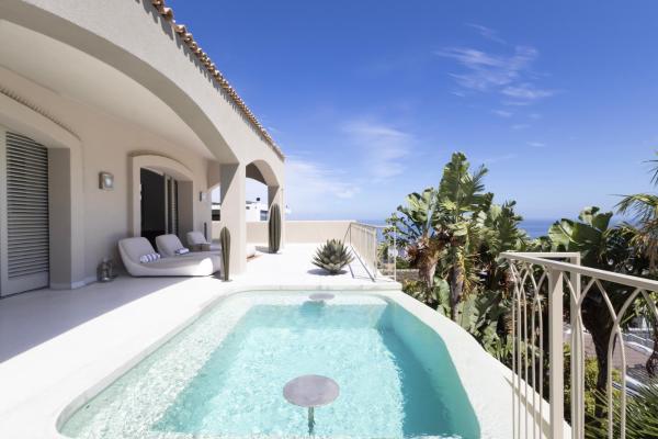 Luxury 8-suite Villa With Heated Pools, Ocean & Mountain Views - Camps Bay