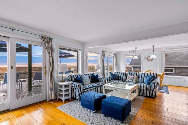 Spacious Waterfront Home - Private Deck, Beach - Truro, MA