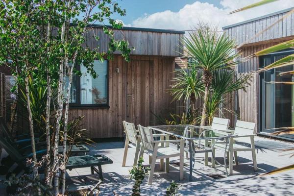 Coastal Courtyard With Hot Tub, Greatstone - Dungeness