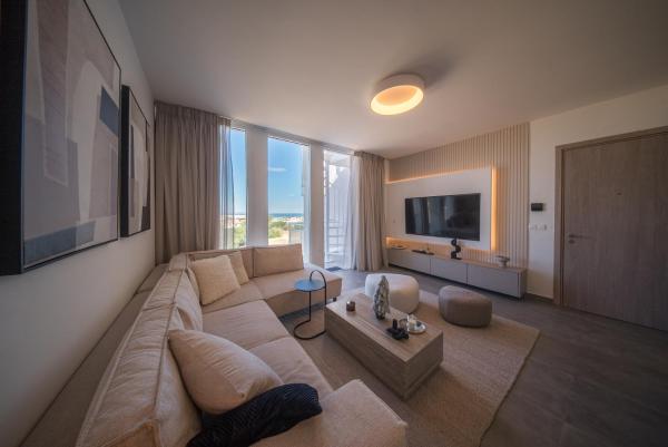 Blue Horizon Seaview Suite With Rooftop And Pool In Paralimni - Famagusta