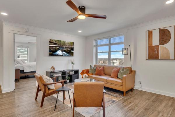 Modern 21st-floor Condo King Murphy Bed View - Atlanta, GA