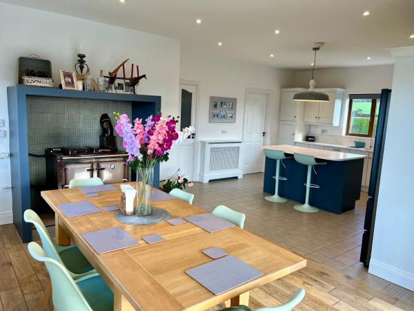 Superb Large 5 Bedroom Home, 6 Beds, Sleeps 10-11 Guest, With Lovely Mountain Views - Killarney