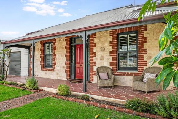 Red Door Cottage - Heritage Warmth By The Sea - Port Elliot