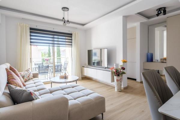 Luxury Apartment At Elysia Park, Pool, Spa, Balcony - Paphos